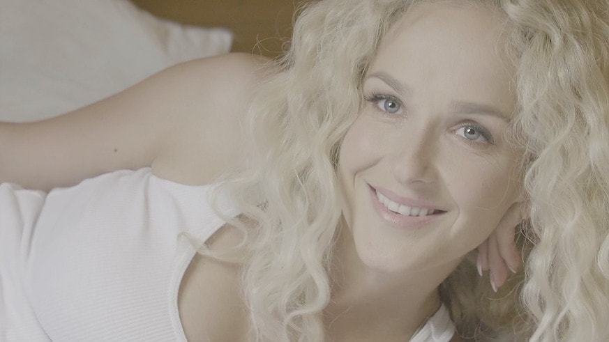 Lucia Bugalová oslávi výročie svadby novým singlom! - GREGI.NET ...